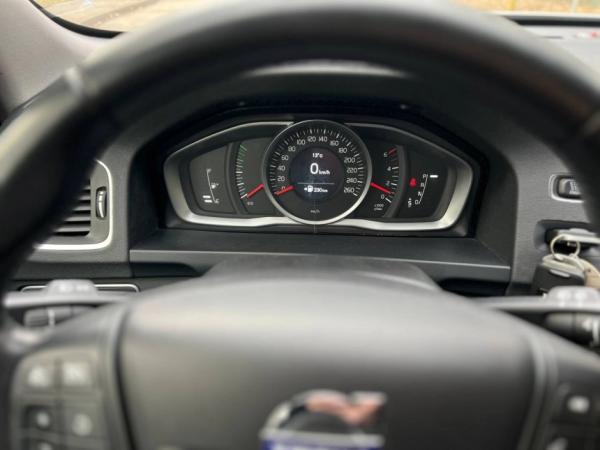 Balts Volvo V60 2017 Rīga, ar dzinēja tilpumu 2.00 L un nobraukumu 192 tūkst. km par 11700 €, foto 9 vietnē AUTOMOTO.COM.LV