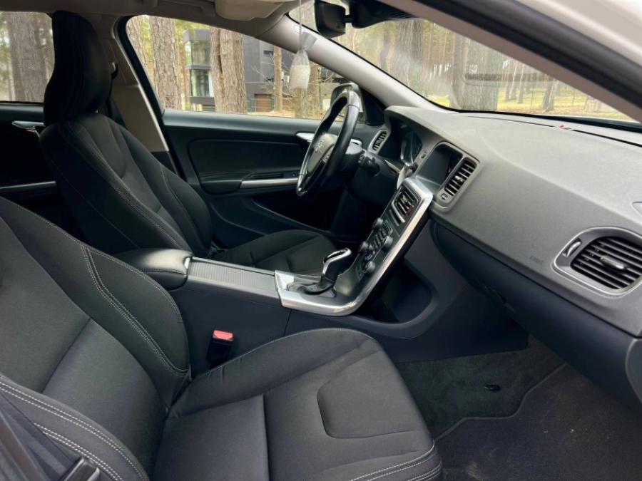 Balts Volvo V60 2017 Rīga, ar dzinēja tilpumu 2.00 L un nobraukumu 192 tūkst. km par 11700 €, foto 17 vietnē AUTOMOTO.COM.LV