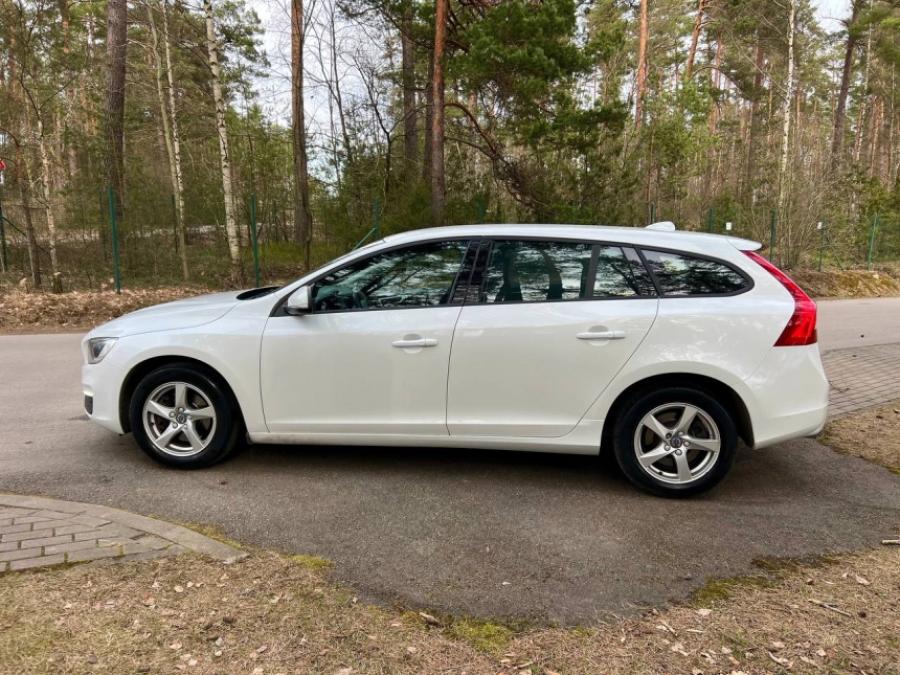 Balts Volvo V60 2017 Rīga, ar dzinēja tilpumu 2.00 L un nobraukumu 192 tūkst. km par 11700 €, foto 22 vietnē AUTOMOTO.COM.LV