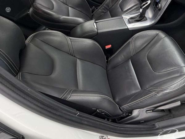 White Volvo V60 2017 in Vilnius, with an engine capacity of 1.97 L and mileage of 258 thousand km for 7300 €, photo 6 on AUTOMOTO.COM.LV