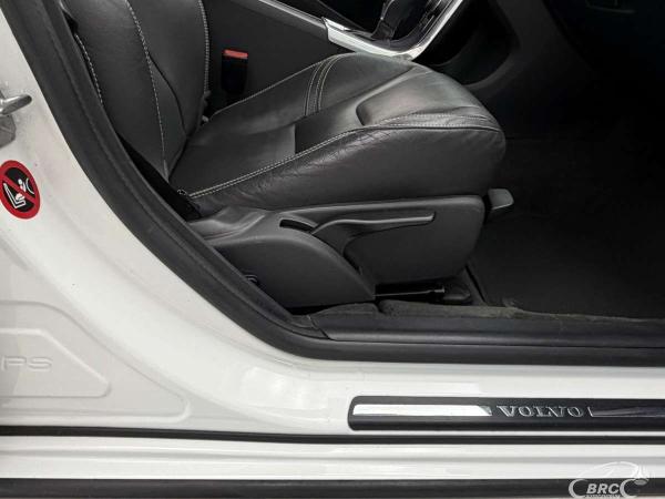 White Volvo V60 2017 in Vilnius, with an engine capacity of 1.97 L and mileage of 258 thousand km for 7300 €, photo 7 on AUTOMOTO.COM.LV