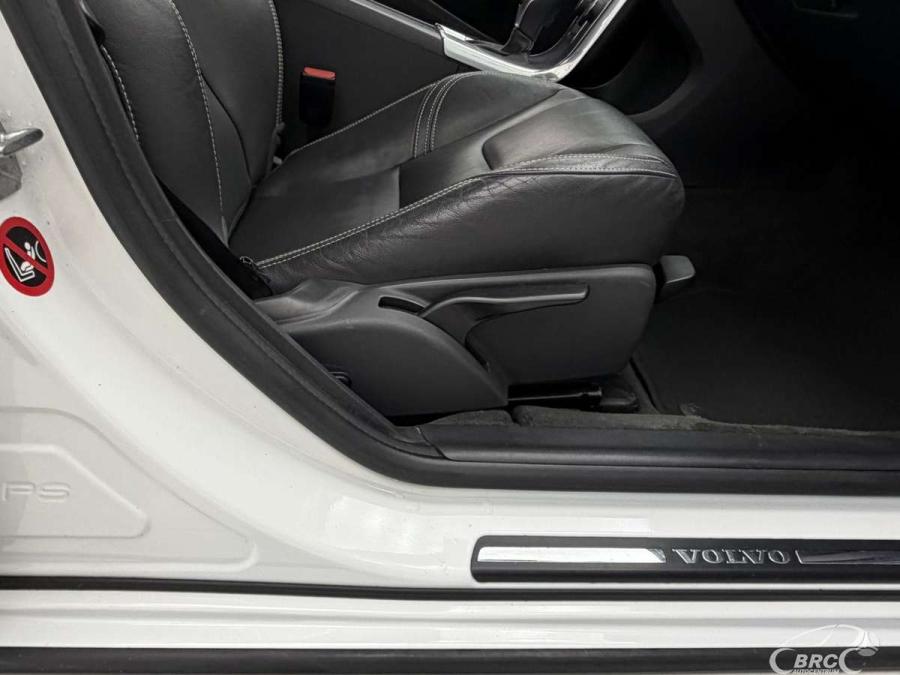 Balts Volvo V60 2017 Viļņa, ar dzinēja tilpumu 1.97 L un nobraukumu 258 tūkst. km par 7300 €, foto 8 vietnē AUTOMOTO.COM.LV