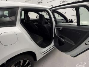 Balts Volvo V60 2017 Viļņa, ar dzinēja tilpumu 1.97 L un nobraukumu 258 tūkst. km par 7300 €, foto 14 vietnē AUTOMOTO.COM.LV