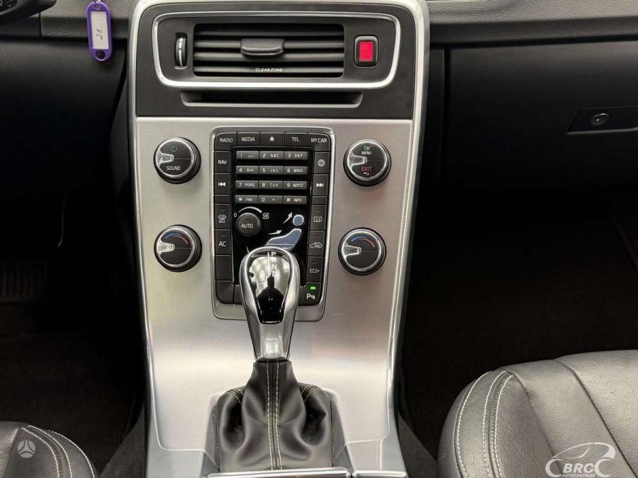 Balts Volvo V60 2017 Viļņa, ar dzinēja tilpumu 1.97 L un nobraukumu 258 tūkst. km par 7300 €, foto 18 vietnē AUTOMOTO.COM.LV