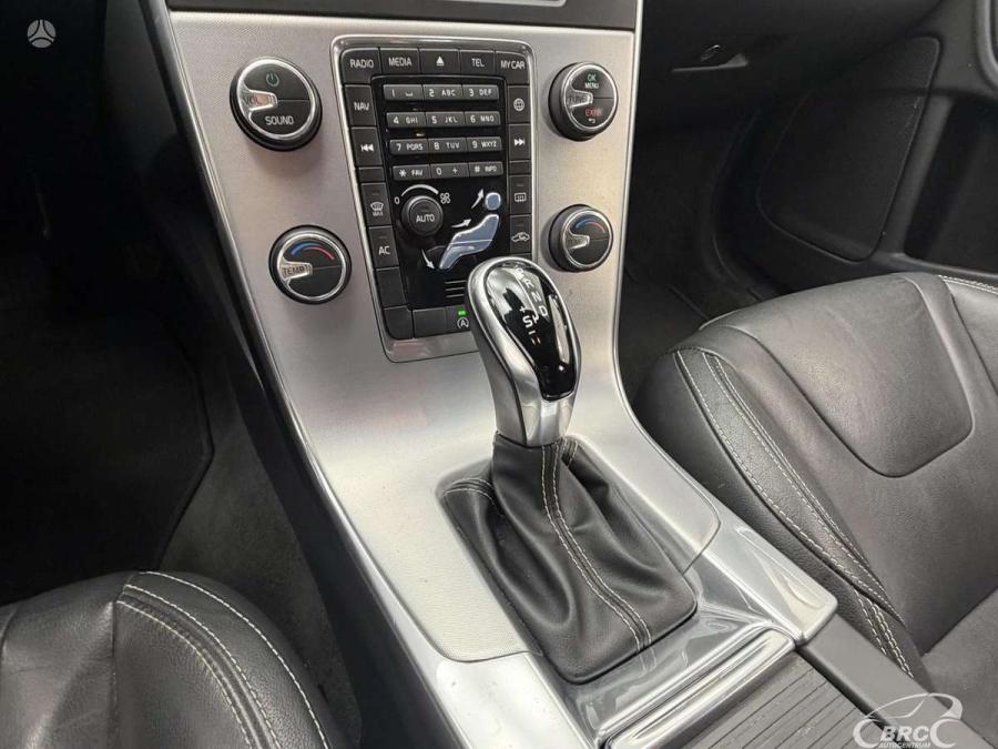 Balts Volvo V60 2017 Viļņa, ar dzinēja tilpumu 1.97 L un nobraukumu 258 tūkst. km par 7300 €, foto 26 vietnē AUTOMOTO.COM.LV