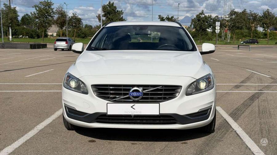 White Volvo V60 2017 in Siauliai, with an engine capacity of 2.40 L and mileage of 386 thousand km for 6700 €, photo 1 on AUTOMOTO.COM.LV