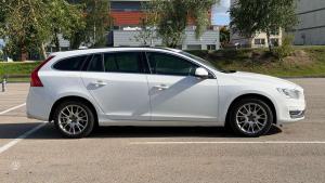 White Volvo V60 2017 in Siauliai, with an engine capacity of 2.40 L and mileage of 386 thousand km for 6700 €, photo 4 on AUTOMOTO.COM.LV