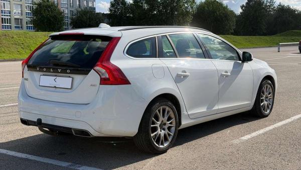 White Volvo V60 2017 in Siauliai, with an engine capacity of 2.40 L and mileage of 386 thousand km for 6700 €, photo 4 on AUTOMOTO.COM.LV