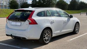 White Volvo V60 2017 in Siauliai, with an engine capacity of 2.40 L and mileage of 386 thousand km for 6700 €, photo 5 on AUTOMOTO.COM.LV