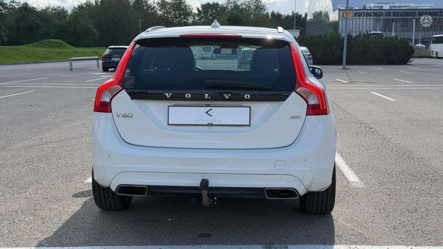 White Volvo V60 2017 in Siauliai, with an engine capacity of 2.40 L and mileage of 386 thousand km for 6700 €, photo 6 on AUTOMOTO.COM.LV