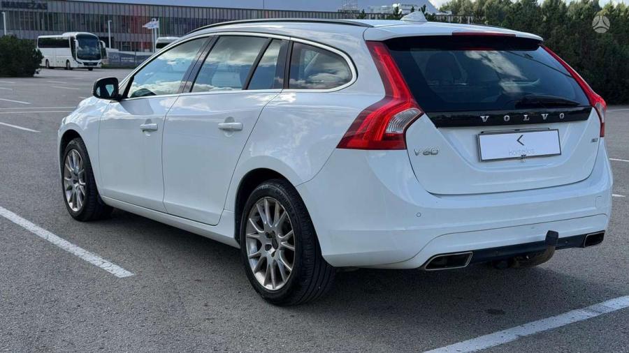 White Volvo V60 2017 in Siauliai, with an engine capacity of 2.40 L and mileage of 386 thousand km for 6700 €, photo 7 on AUTOMOTO.COM.LV