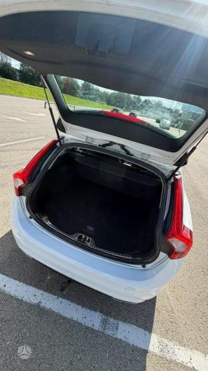 White Volvo V60 2017 in Siauliai, with an engine capacity of 2.40 L and mileage of 386 thousand km for 6700 €, photo 8 on AUTOMOTO.COM.LV