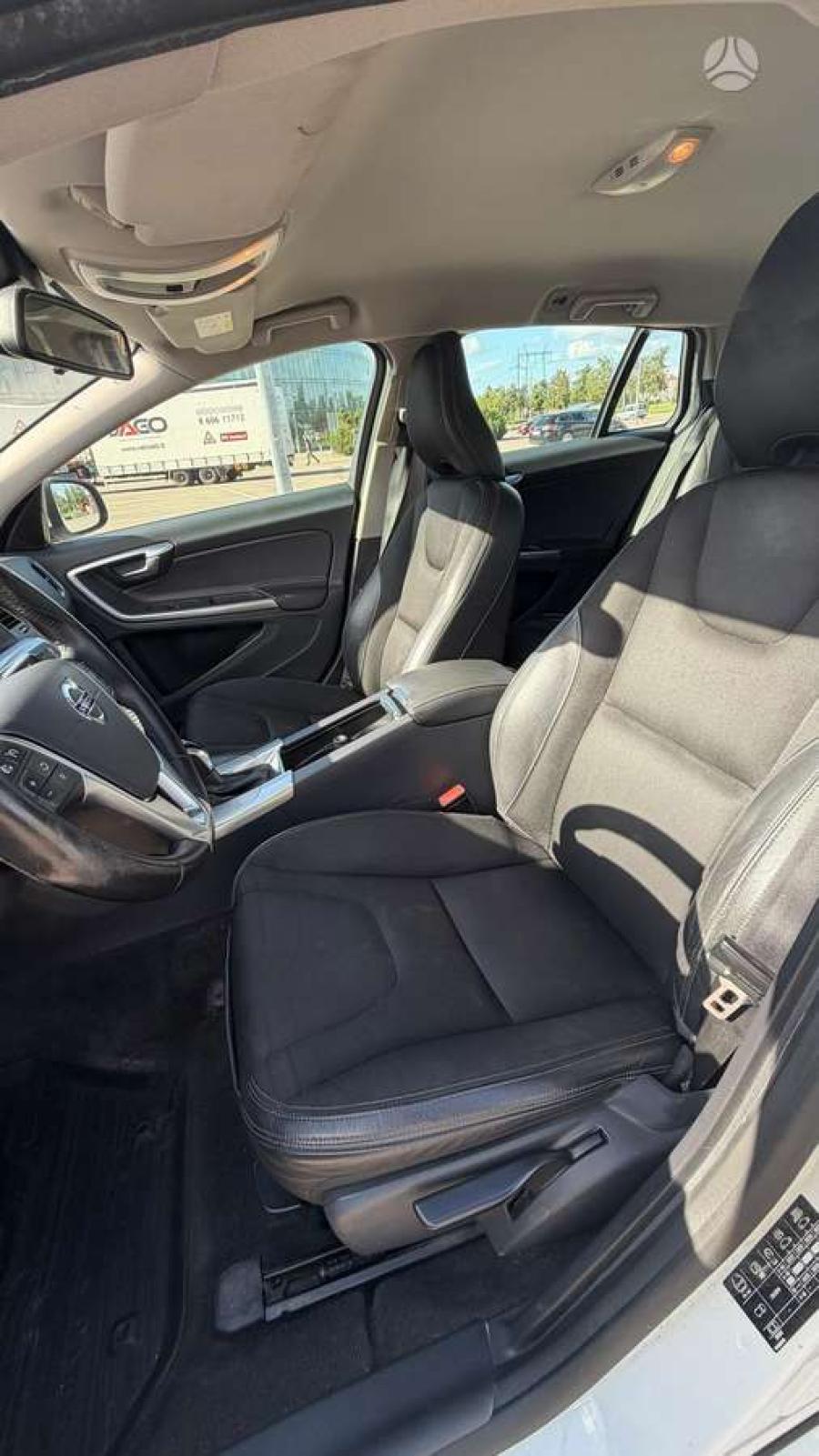 White Volvo V60 2017 in Siauliai, with an engine capacity of 2.40 L and mileage of 386 thousand km for 6700 €, photo 9 on AUTOMOTO.COM.LV