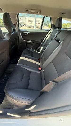 White Volvo V60 2017 in Siauliai, with an engine capacity of 2.40 L and mileage of 386 thousand km for 6700 €, photo 13 on AUTOMOTO.COM.LV