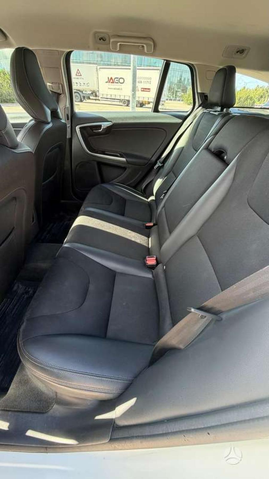 White Volvo V60 2017 in Siauliai, with an engine capacity of 2.40 L and mileage of 386 thousand km for 6700 €, photo 13 on AUTOMOTO.COM.LV