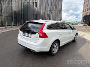White Volvo V60 2017 in Riga, with an engine capacity of 2.00 L and mileage of 155 thousand km for 10400 €, photo 3 on AUTOMOTO.COM.LV