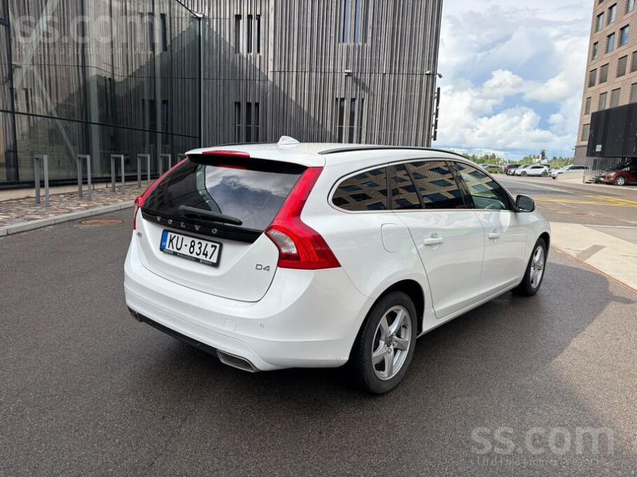 White Volvo V60 2017 in Riga, with an engine capacity of 2.00 L and mileage of 155 thousand km for 10400 €, photo 3 on AUTOMOTO.COM.LV