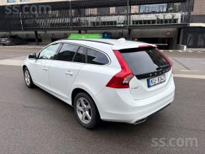 White Volvo V60 2017 in Riga, with an engine capacity of 2.00 L and mileage of 155 thousand km for 10400 €, photo 4 on AUTOMOTO.COM.LV