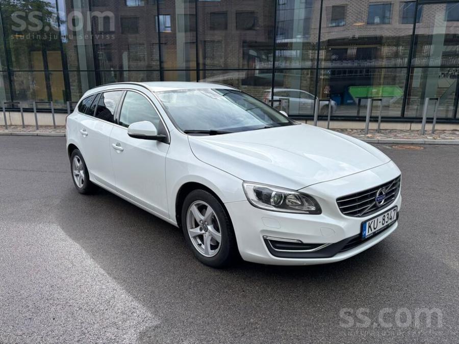 White Volvo V60 2017 in Riga, with an engine capacity of 2.00 L and mileage of 155 thousand km for 10400 €, photo 5 on AUTOMOTO.COM.LV