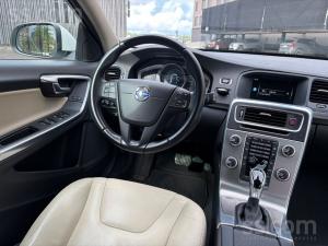 White Volvo V60 2017 in Riga, with an engine capacity of 2.00 L and mileage of 155 thousand km for 10400 €, photo 6 on AUTOMOTO.COM.LV