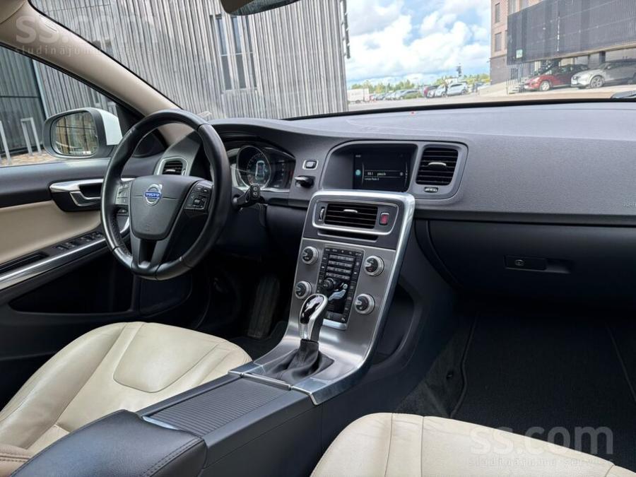 White Volvo V60 2017 in Riga, with an engine capacity of 2.00 L and mileage of 155 thousand km for 10400 €, photo 7 on AUTOMOTO.COM.LV