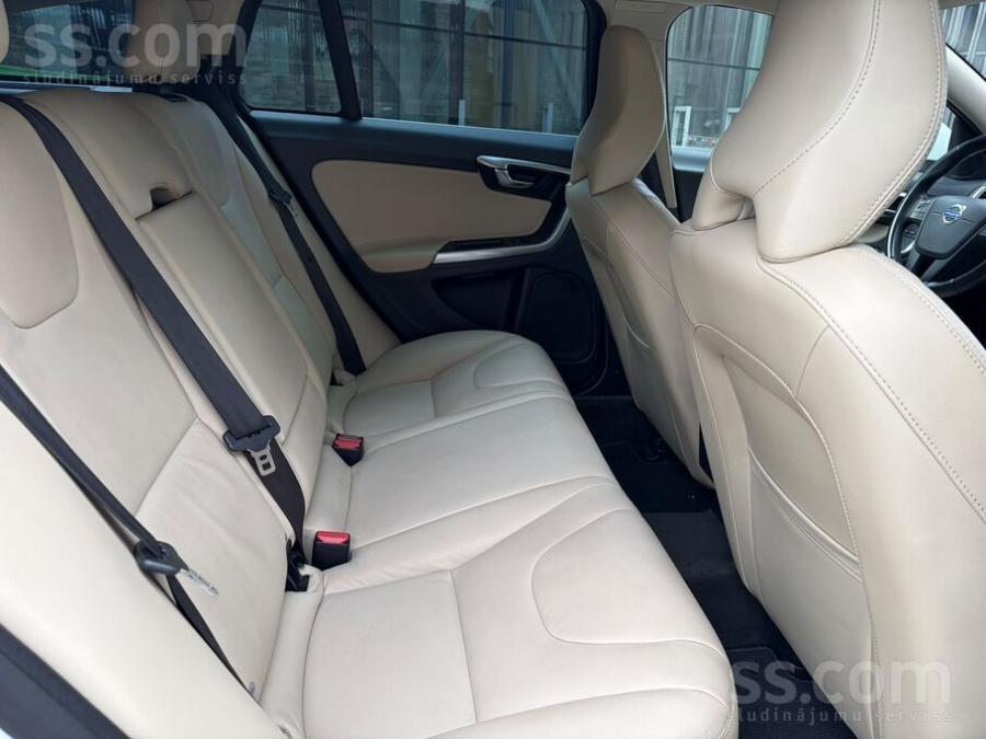 White Volvo V60 2017 in Riga, with an engine capacity of 2.00 L and mileage of 155 thousand km for 10400 €, photo 8 on AUTOMOTO.COM.LV