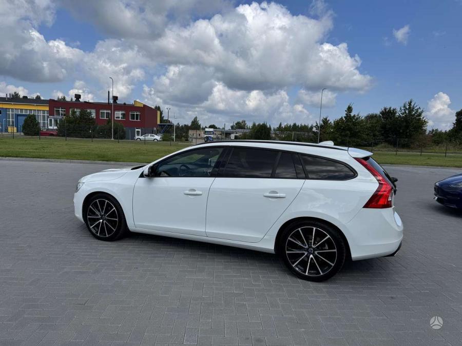 Balts Volvo V60 2017 Telšiai, ar dzinēja tilpumu 1.97 L un nobraukumu 253 tūkst. km par 7700 €, foto 4 vietnē AUTOMOTO.COM.LV