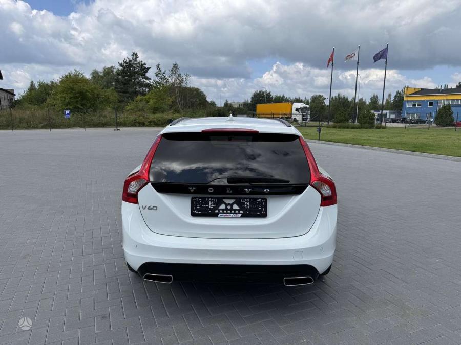 Balts Volvo V60 2017 Telšiai, ar dzinēja tilpumu 1.97 L un nobraukumu 253 tūkst. km par 7700 €, foto 6 vietnē AUTOMOTO.COM.LV