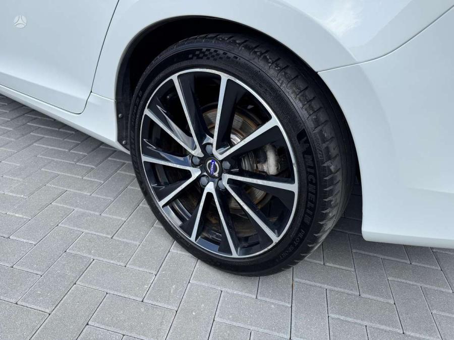 Balts Volvo V60 2017 Telšiai, ar dzinēja tilpumu 1.97 L un nobraukumu 253 tūkst. km par 7700 €, foto 14 vietnē AUTOMOTO.COM.LV