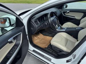 Balts Volvo V60 2017 Telšiai, ar dzinēja tilpumu 1.97 L un nobraukumu 253 tūkst. km par 7700 €, foto 16 vietnē AUTOMOTO.COM.LV