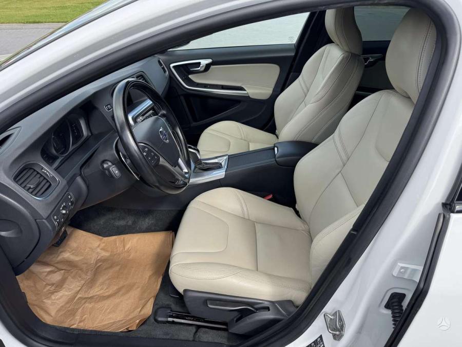 Balts Volvo V60 2017 Telšiai, ar dzinēja tilpumu 1.97 L un nobraukumu 253 tūkst. km par 7700 €, foto 17 vietnē AUTOMOTO.COM.LV