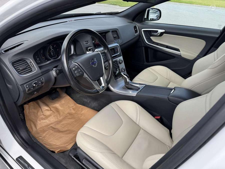 Balts Volvo V60 2017 Telšiai, ar dzinēja tilpumu 1.97 L un nobraukumu 253 tūkst. km par 7700 €, foto 18 vietnē AUTOMOTO.COM.LV