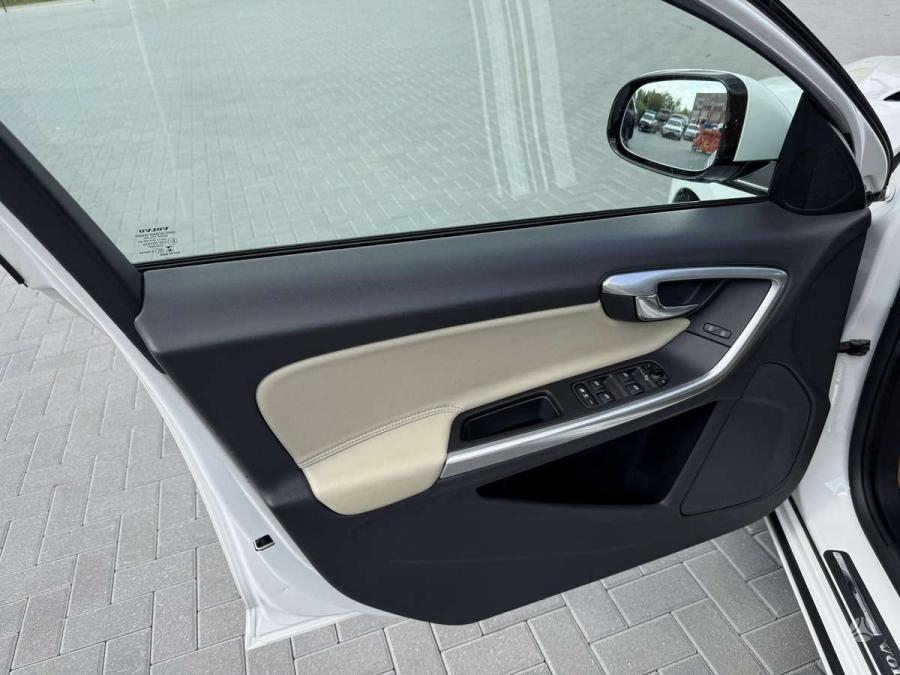 Balts Volvo V60 2017 Telšiai, ar dzinēja tilpumu 1.97 L un nobraukumu 253 tūkst. km par 7700 €, foto 19 vietnē AUTOMOTO.COM.LV