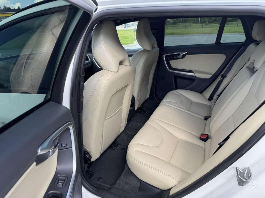 Balts Volvo V60 2017 Telšiai, ar dzinēja tilpumu 1.97 L un nobraukumu 253 tūkst. km par 7700 €, foto 20 vietnē AUTOMOTO.COM.LV