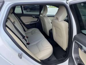 Balts Volvo V60 2017 Telšiai, ar dzinēja tilpumu 1.97 L un nobraukumu 253 tūkst. km par 7700 €, foto 22 vietnē AUTOMOTO.COM.LV