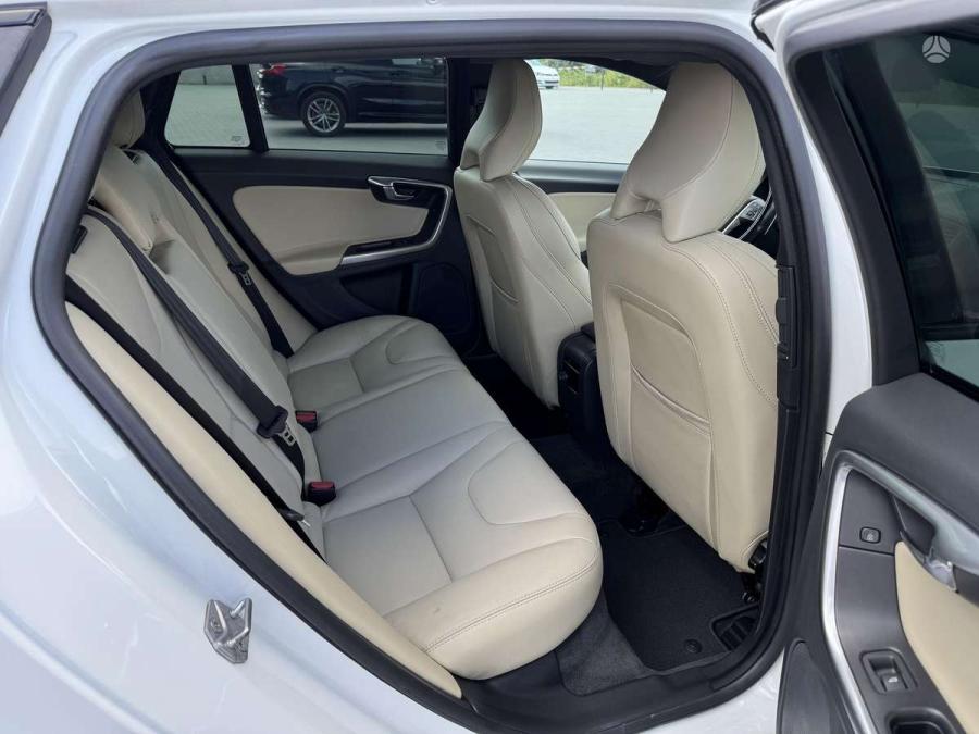 Balts Volvo V60 2017 Telšiai, ar dzinēja tilpumu 1.97 L un nobraukumu 253 tūkst. km par 7700 €, foto 22 vietnē AUTOMOTO.COM.LV