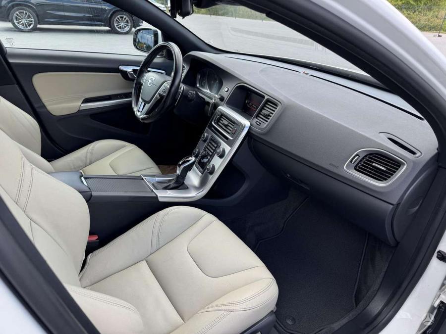Balts Volvo V60 2017 Telšiai, ar dzinēja tilpumu 1.97 L un nobraukumu 253 tūkst. km par 7700 €, foto 24 vietnē AUTOMOTO.COM.LV