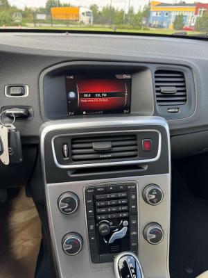 Balts Volvo V60 2017 Telšiai, ar dzinēja tilpumu 1.97 L un nobraukumu 253 tūkst. km par 7700 €, foto 27 vietnē AUTOMOTO.COM.LV