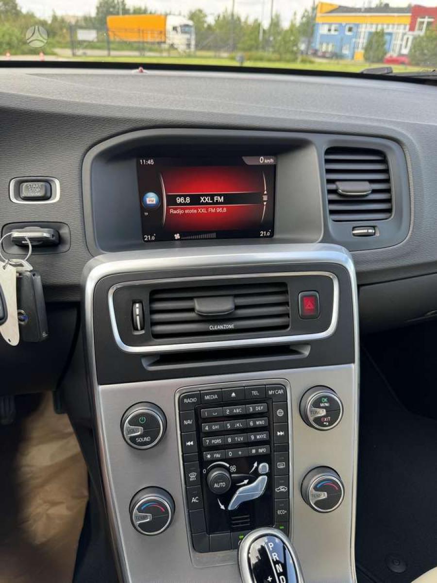 Balts Volvo V60 2017 Telšiai, ar dzinēja tilpumu 1.97 L un nobraukumu 253 tūkst. km par 7700 €, foto 27 vietnē AUTOMOTO.COM.LV