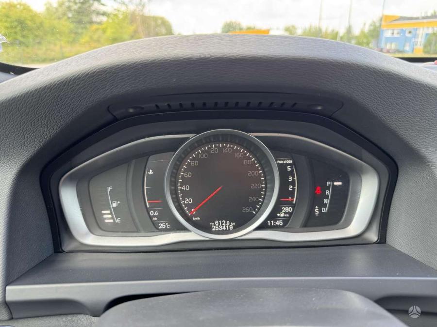 Balts Volvo V60 2017 Telšiai, ar dzinēja tilpumu 1.97 L un nobraukumu 253 tūkst. km par 7700 €, foto 28 vietnē AUTOMOTO.COM.LV