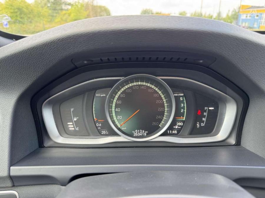 Balts Volvo V60 2017 Telšiai, ar dzinēja tilpumu 1.97 L un nobraukumu 253 tūkst. km par 7700 €, foto 29 vietnē AUTOMOTO.COM.LV