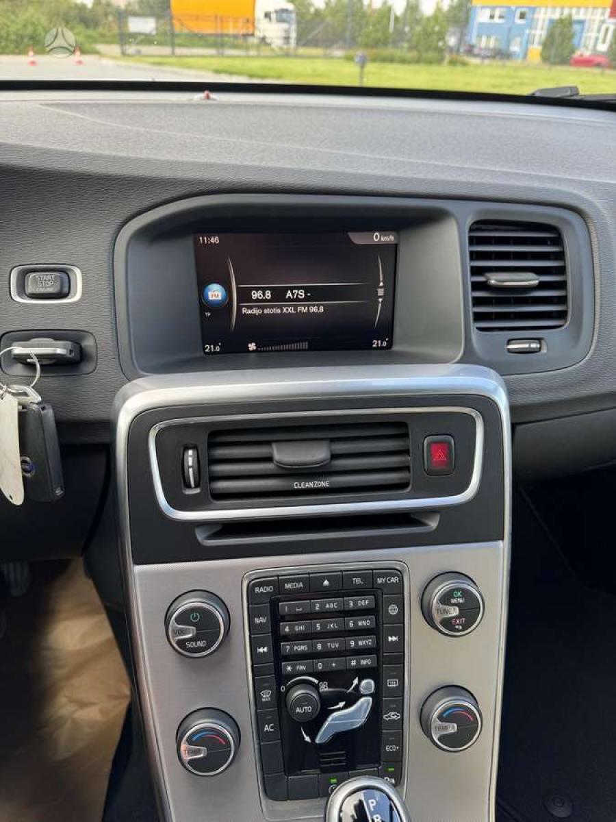 Balts Volvo V60 2017 Telšiai, ar dzinēja tilpumu 1.97 L un nobraukumu 253 tūkst. km par 7700 €, foto 31 vietnē AUTOMOTO.COM.LV