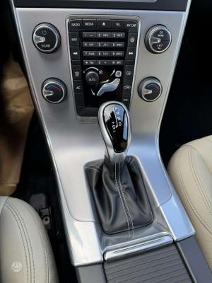 Balts Volvo V60 2017 Telšiai, ar dzinēja tilpumu 1.97 L un nobraukumu 253 tūkst. km par 7700 €, foto 32 vietnē AUTOMOTO.COM.LV