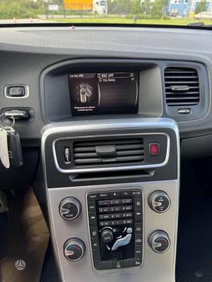 Balts Volvo V60 2017 Telšiai, ar dzinēja tilpumu 1.97 L un nobraukumu 253 tūkst. km par 7700 €, foto 37 vietnē AUTOMOTO.COM.LV