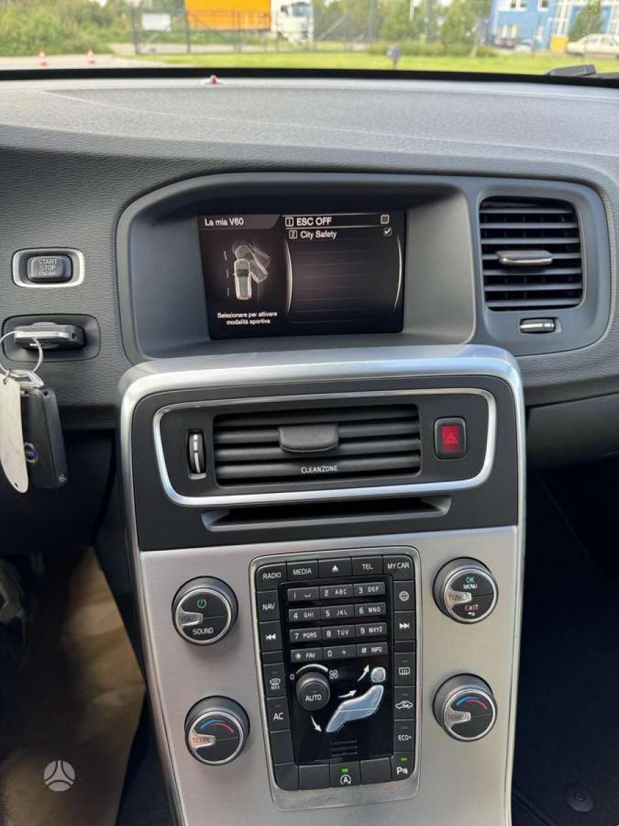 Balts Volvo V60 2017 Telšiai, ar dzinēja tilpumu 1.97 L un nobraukumu 253 tūkst. km par 7700 €, foto 37 vietnē AUTOMOTO.COM.LV