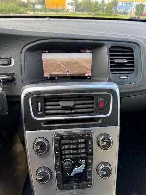 Balts Volvo V60 2017 Telšiai, ar dzinēja tilpumu 1.97 L un nobraukumu 253 tūkst. km par 7700 €, foto 38 vietnē AUTOMOTO.COM.LV