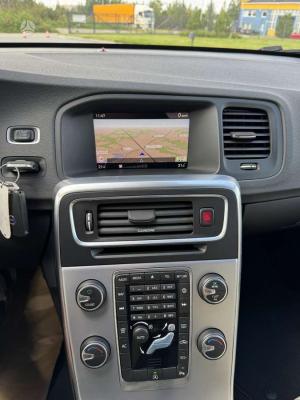 Balts Volvo V60 2017 Telšiai, ar dzinēja tilpumu 1.97 L un nobraukumu 253 tūkst. km par 7700 €, foto 39 vietnē AUTOMOTO.COM.LV