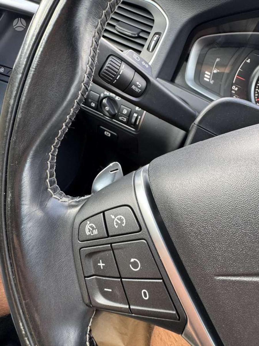 Balts Volvo V60 2017 Telšiai, ar dzinēja tilpumu 1.97 L un nobraukumu 253 tūkst. km par 7700 €, foto 42 vietnē AUTOMOTO.COM.LV