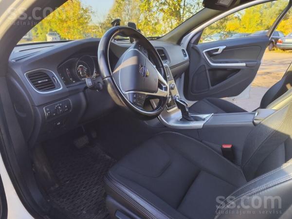 Вольво B60 2017 в Рига на AUTOMOTO.COM.LV Белый Вольво B60 2017 в Рига, объемом двигателя 2.00 л и пробегом 236 тыс. км за 7800 €, фото 8 на AUTOMOTO.COM.LV