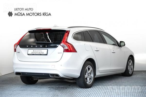 Volvo V60 2017 in Riga on AUTOMOTO.COM.LV White Volvo V60 2017 in Riga, with an engine capacity of 2.00 L and mileage of 161 thousand km for 9900 €, photo 3 on AUTOMOTO.COM.LV